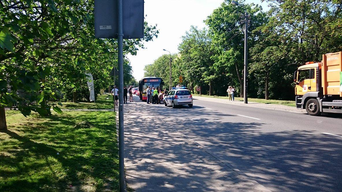Wybiegła wprost pod autobus. Ulica zablokowana w obu kierunkach - Warszawa W Pigułce