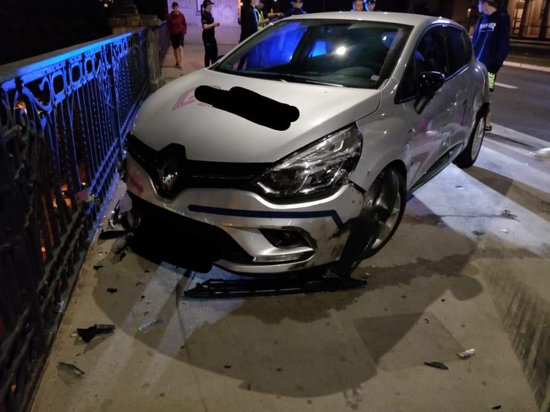Wypadek na moście Poniatowskiego. Rozwalone auto na minuty drugi ...